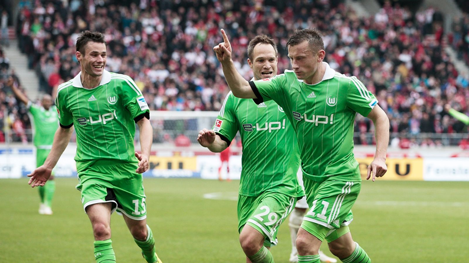 Wolfsburg stay in the hunt | Football News | Sky Sports