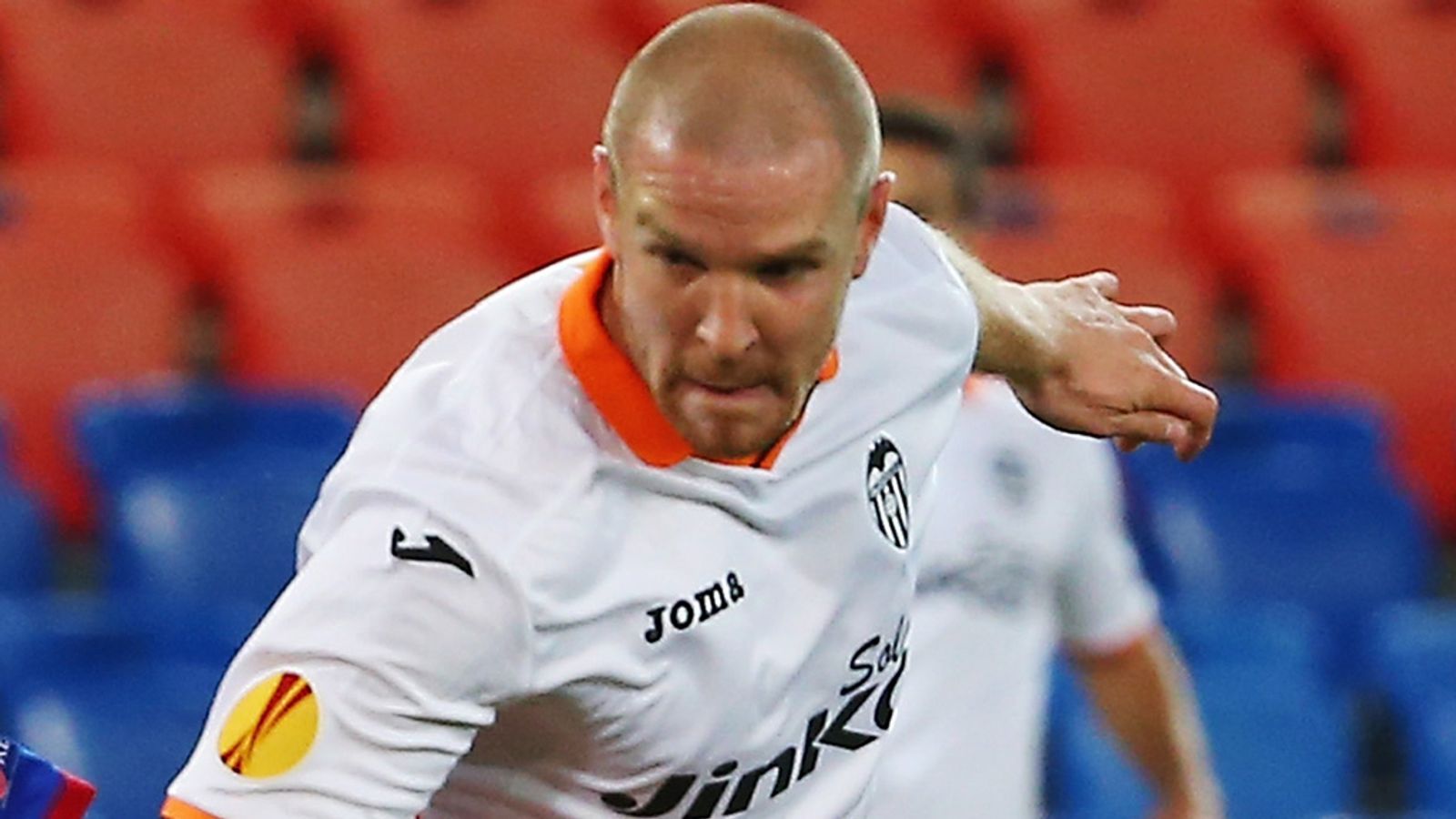 Transfer news: Aston Villa give medical to former Fulham defender ...