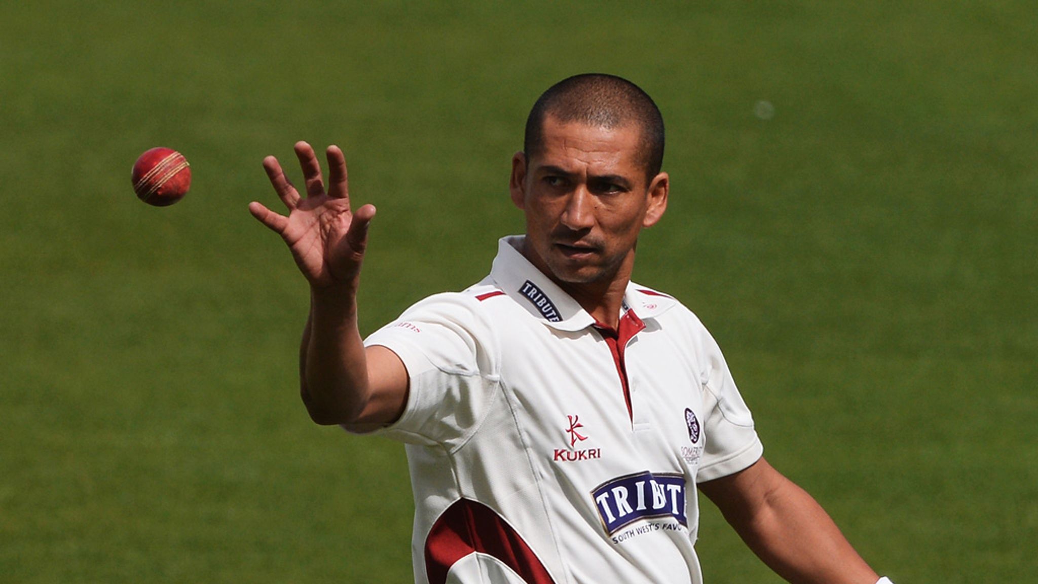 Somerset bowler Alfonso Thomas breaks ankle in fall at golf course ...