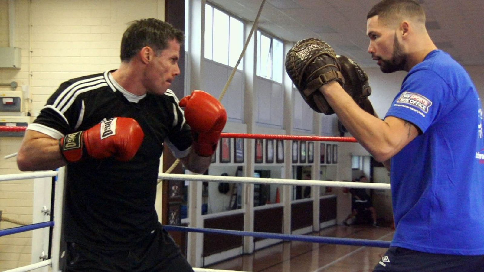 Jamie Carragher gets in the ring with Everton fan Tony Bellew | Boxing ...