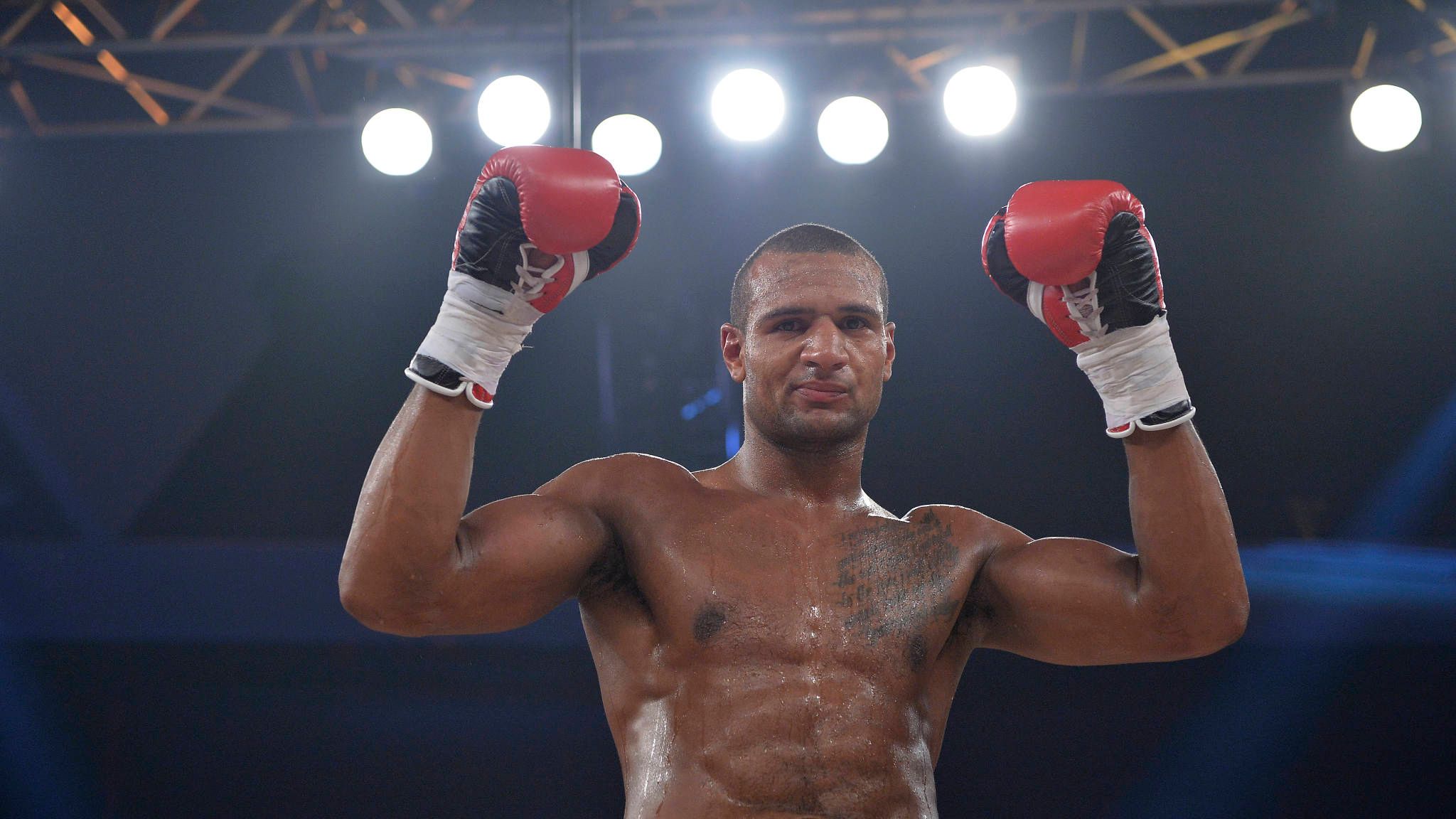 Bob Ajisafe wins knockout trophy after late replacement Matty Clarkson ...