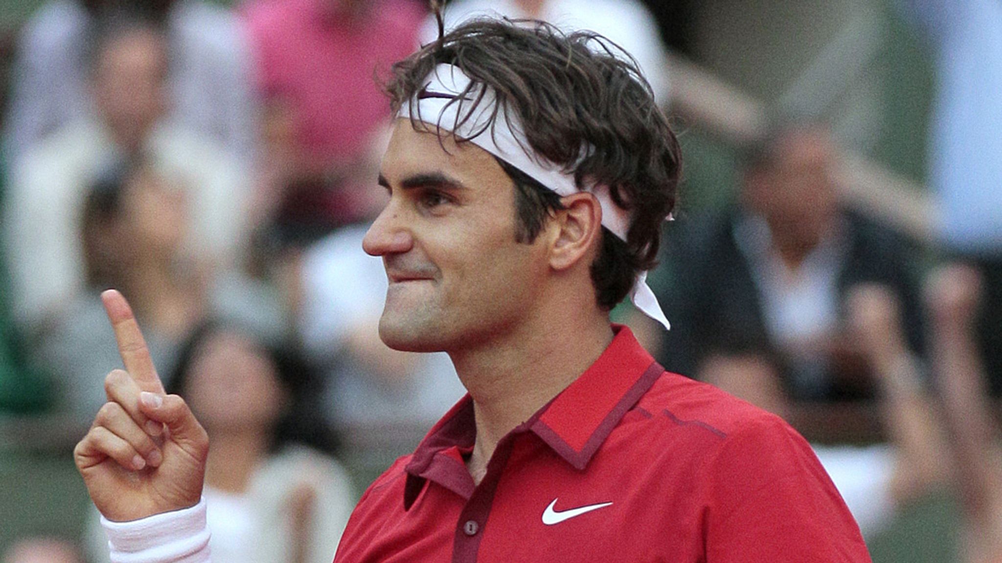 Brisbane International: Roger Federer comes from behind to defeat wild ...