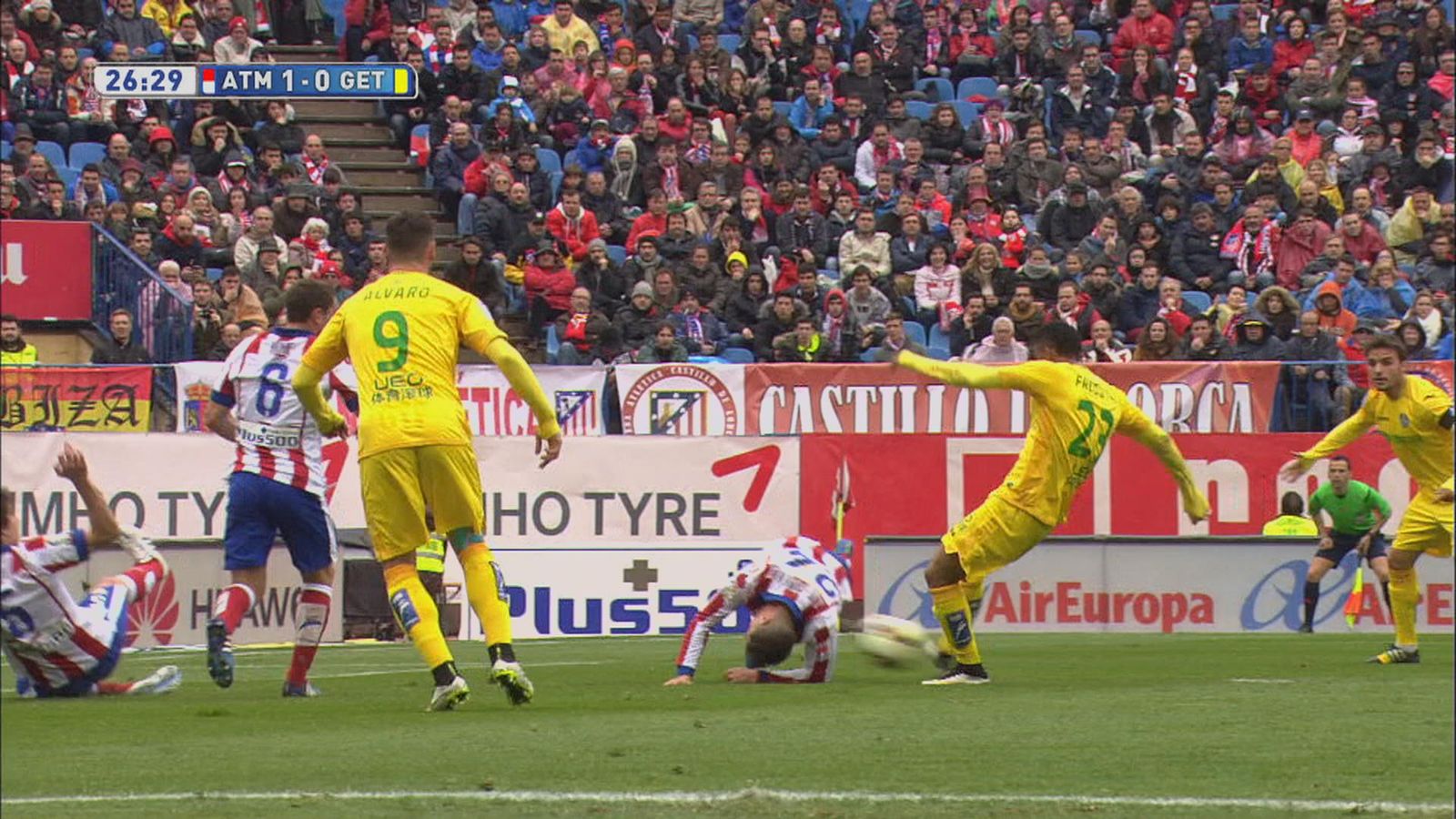 Amazing diving block tackle | Football News | Sky Sports