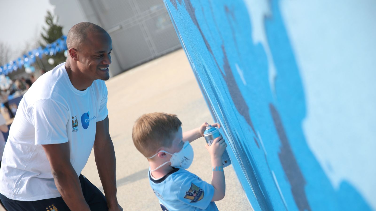 Vincent Kompany unveils new Manchester City mural | Football News | Sky ...