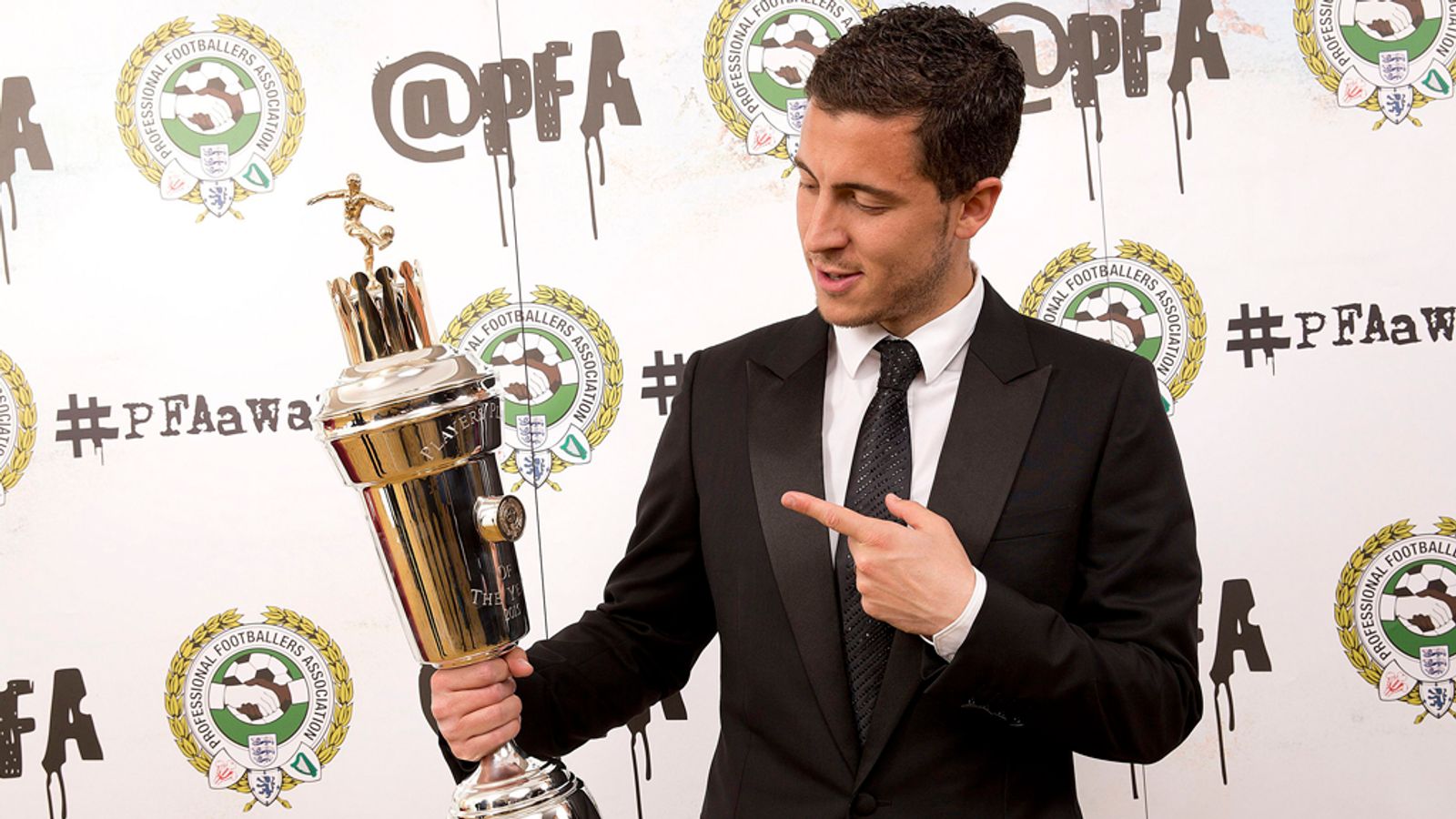 Eden Hazard lands PFA Player of the Year award | Football News | Sky Sports