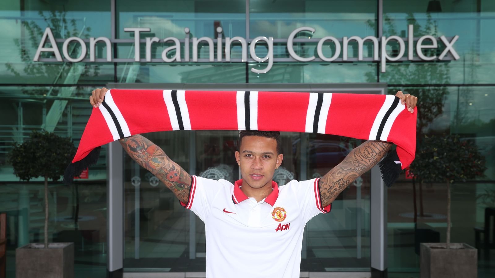 Manchester United have completed the signing of Memphis Depay ...