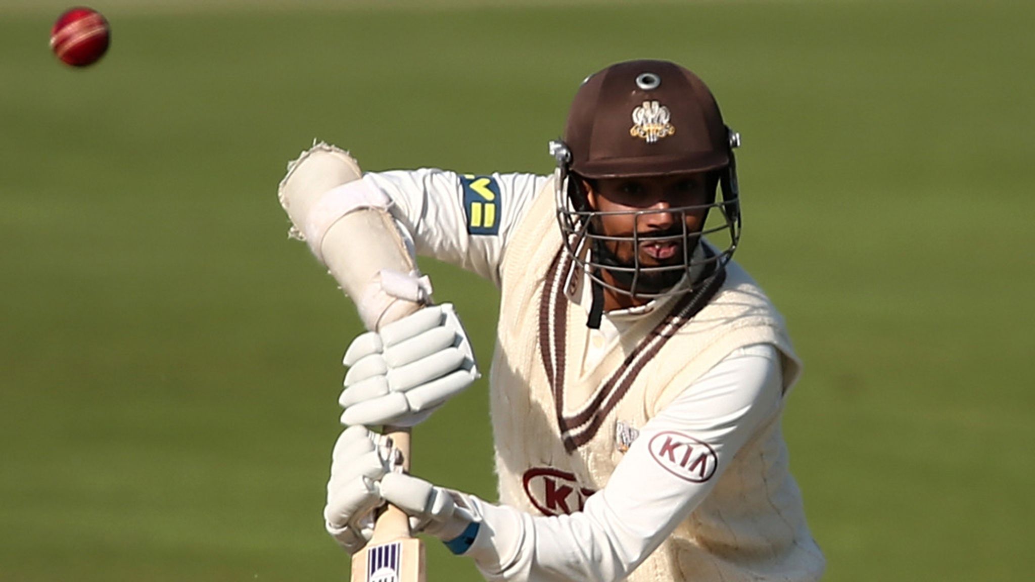 Late wickets give Glamorgan hope against Surrey in County Championship ...