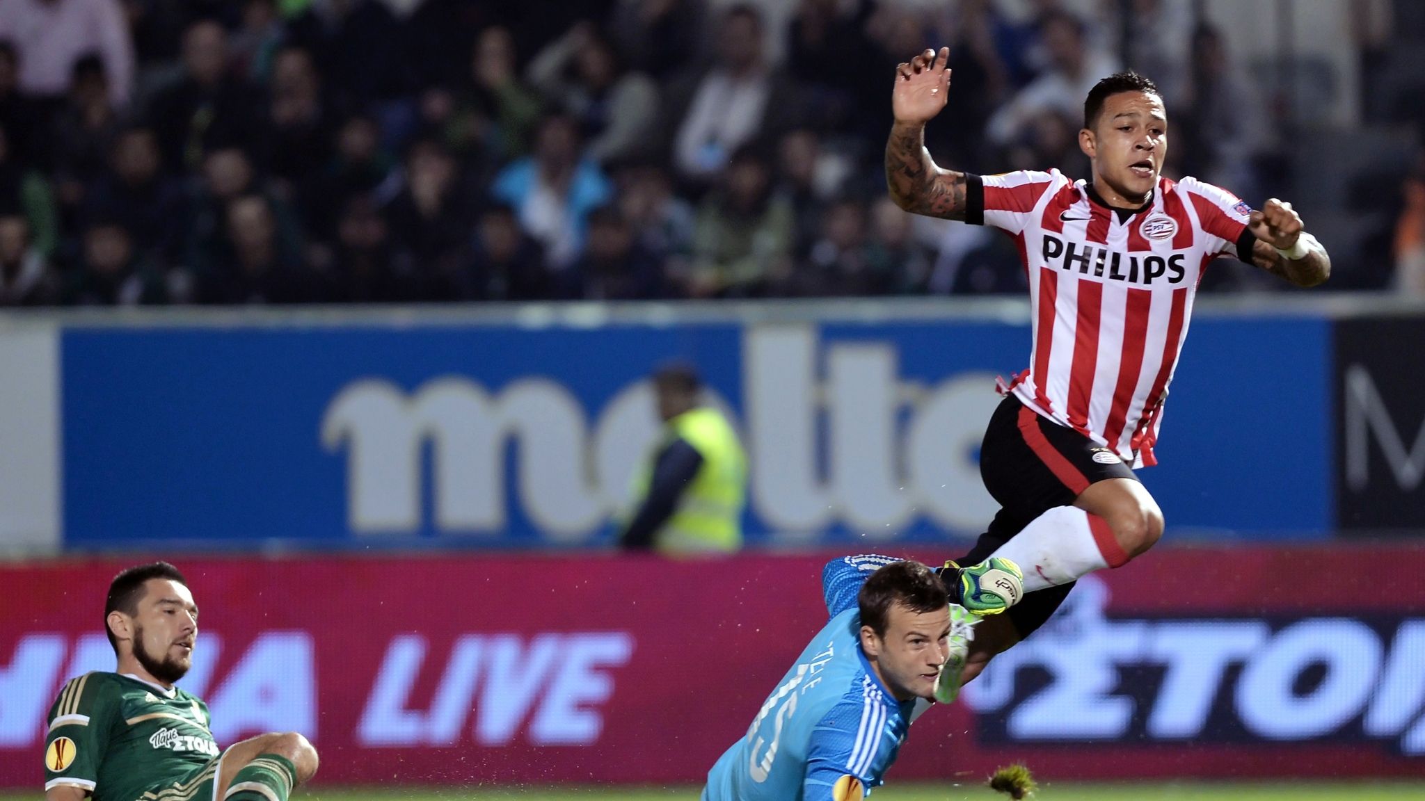 Panathinaikos goalkeeper Luke Steele leading the way for Joe Hart ...