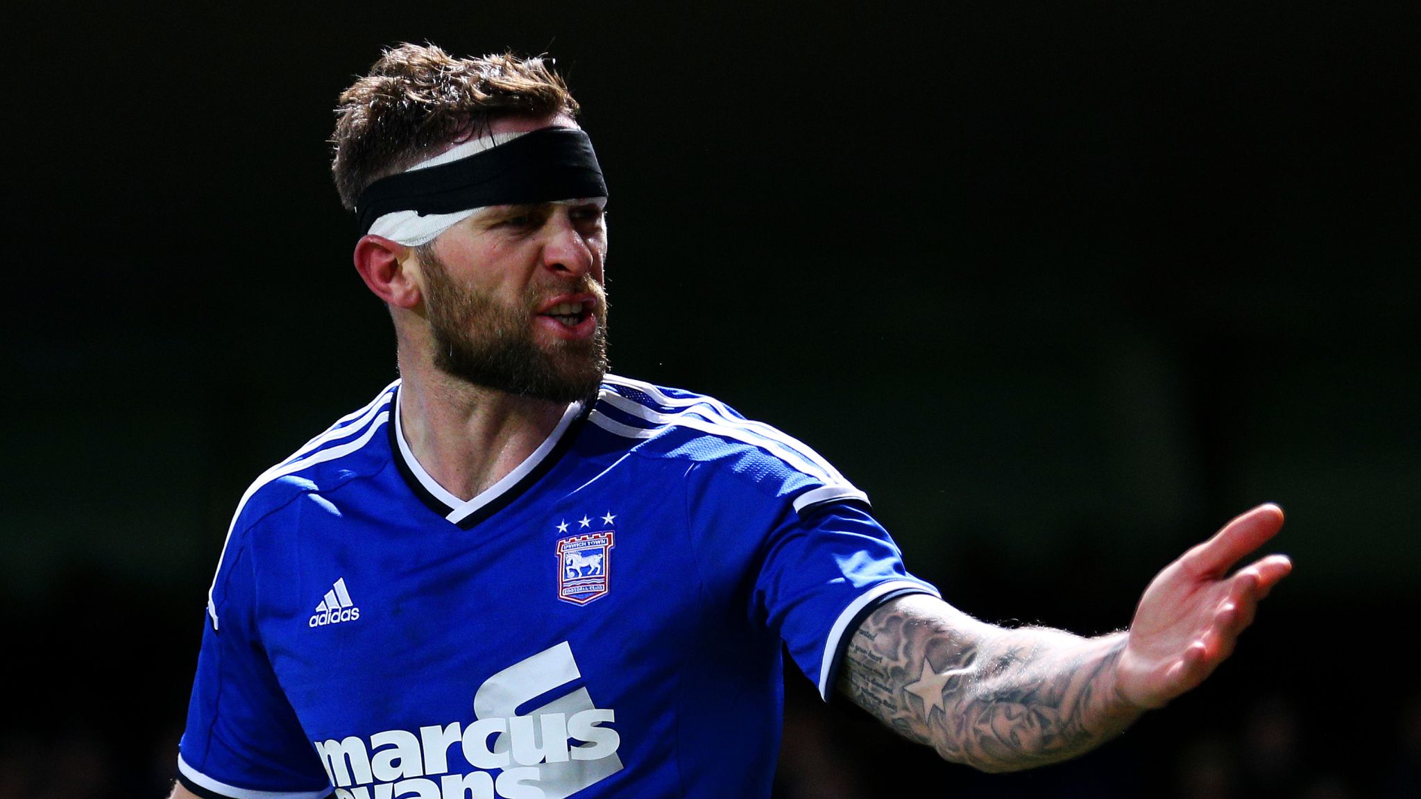 Daryl Murphy commits future to Ipswich with new two-year deal ...