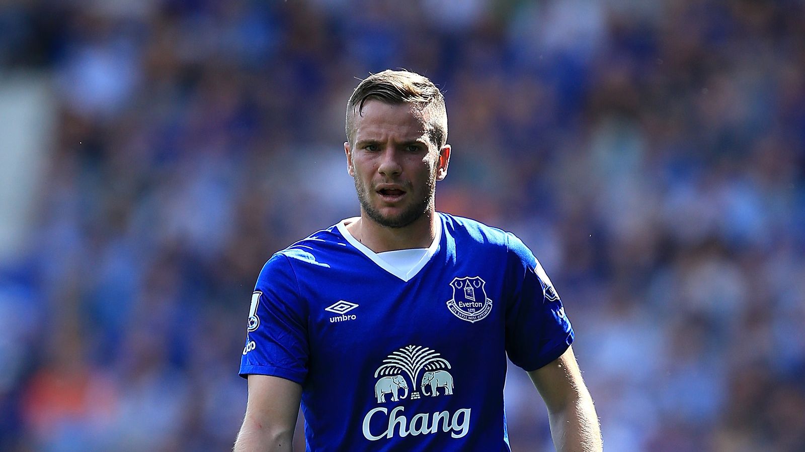 Everton midfielder Tom Cleverley burgled at home | Football News | Sky ...