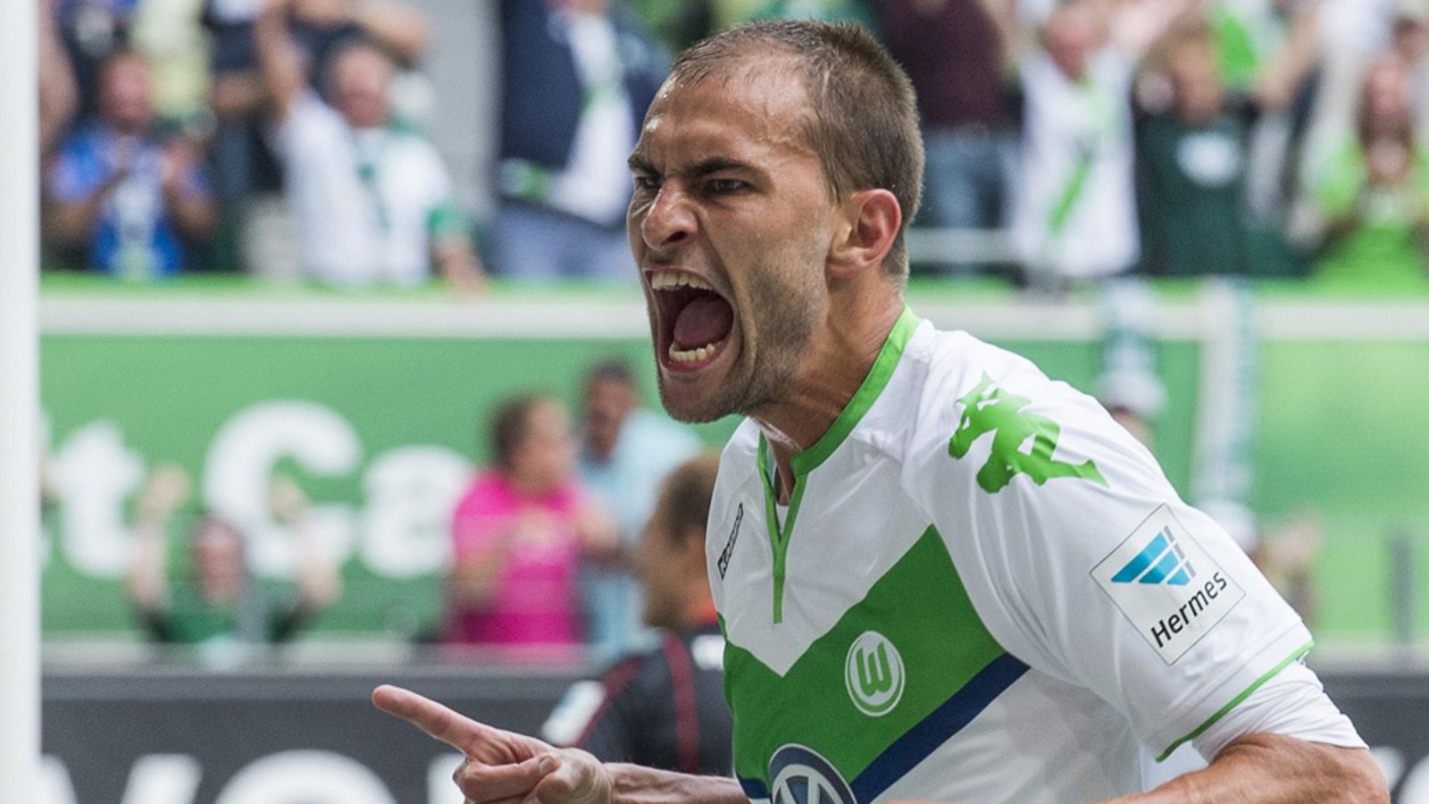 Wolfsburg striker Bas Dost ruled out for six weeks with broken foot ...