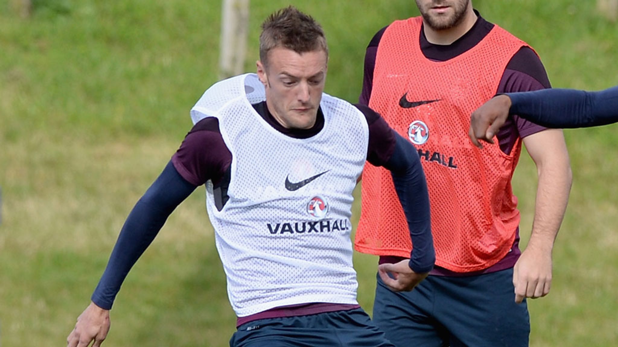 Jamie Vardy should not get hung up on England role, Roy Hodgson says ...
