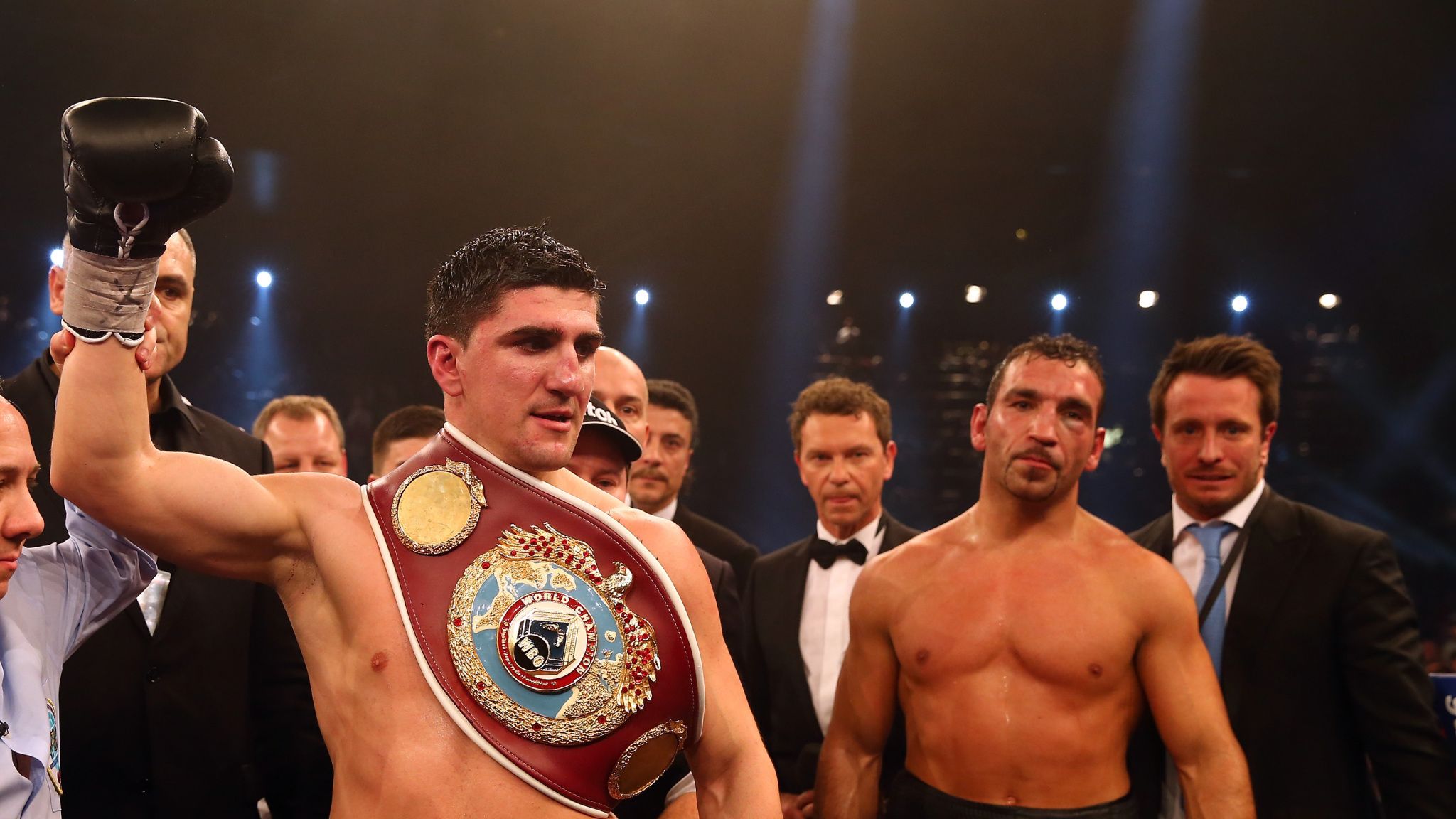 Tony Bellew becomes emeritus champion as Marco Huck battles Mairis ...