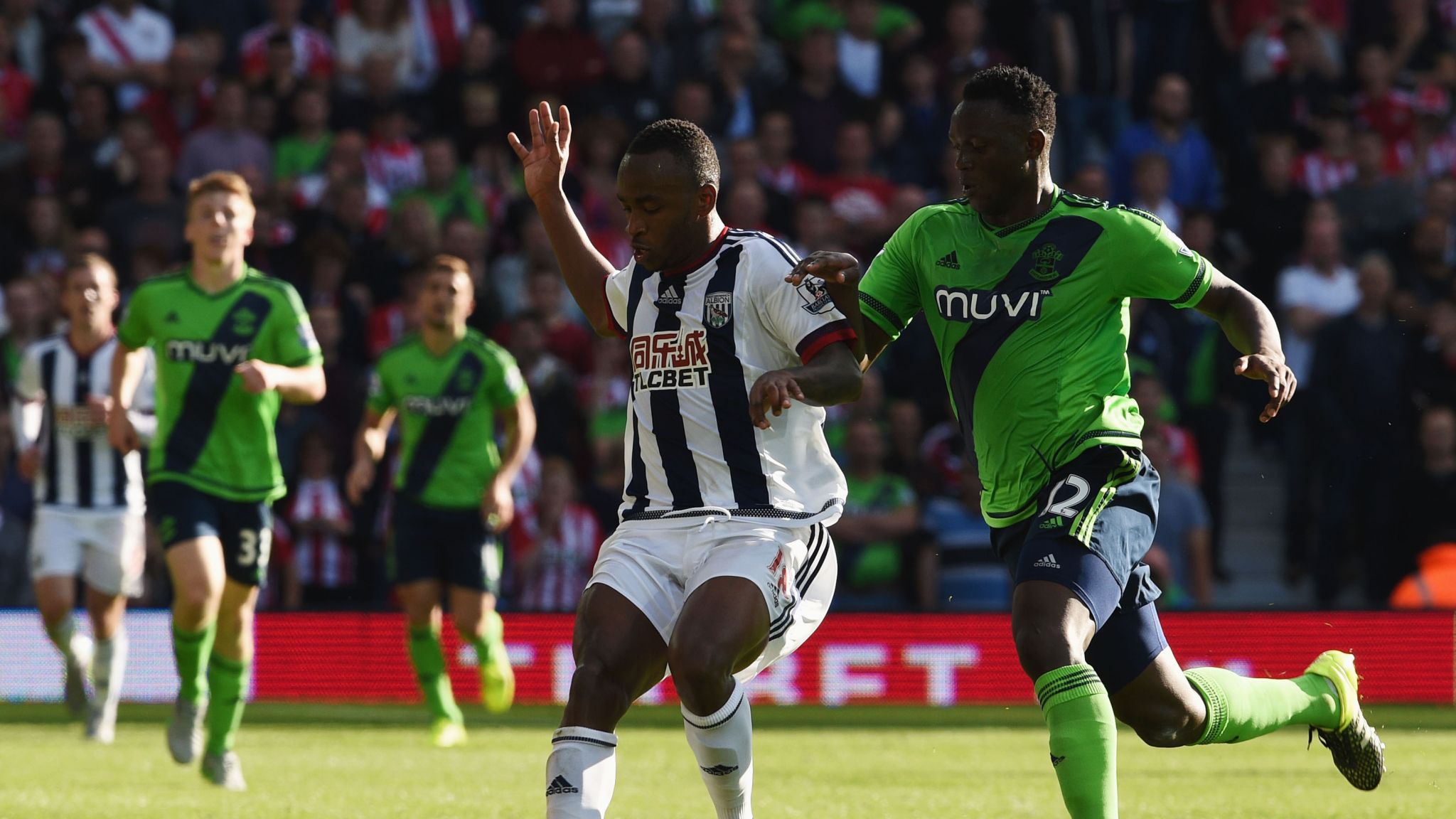 Saido Berahino gets pep talk from West Brom's Darren Fletcher ...