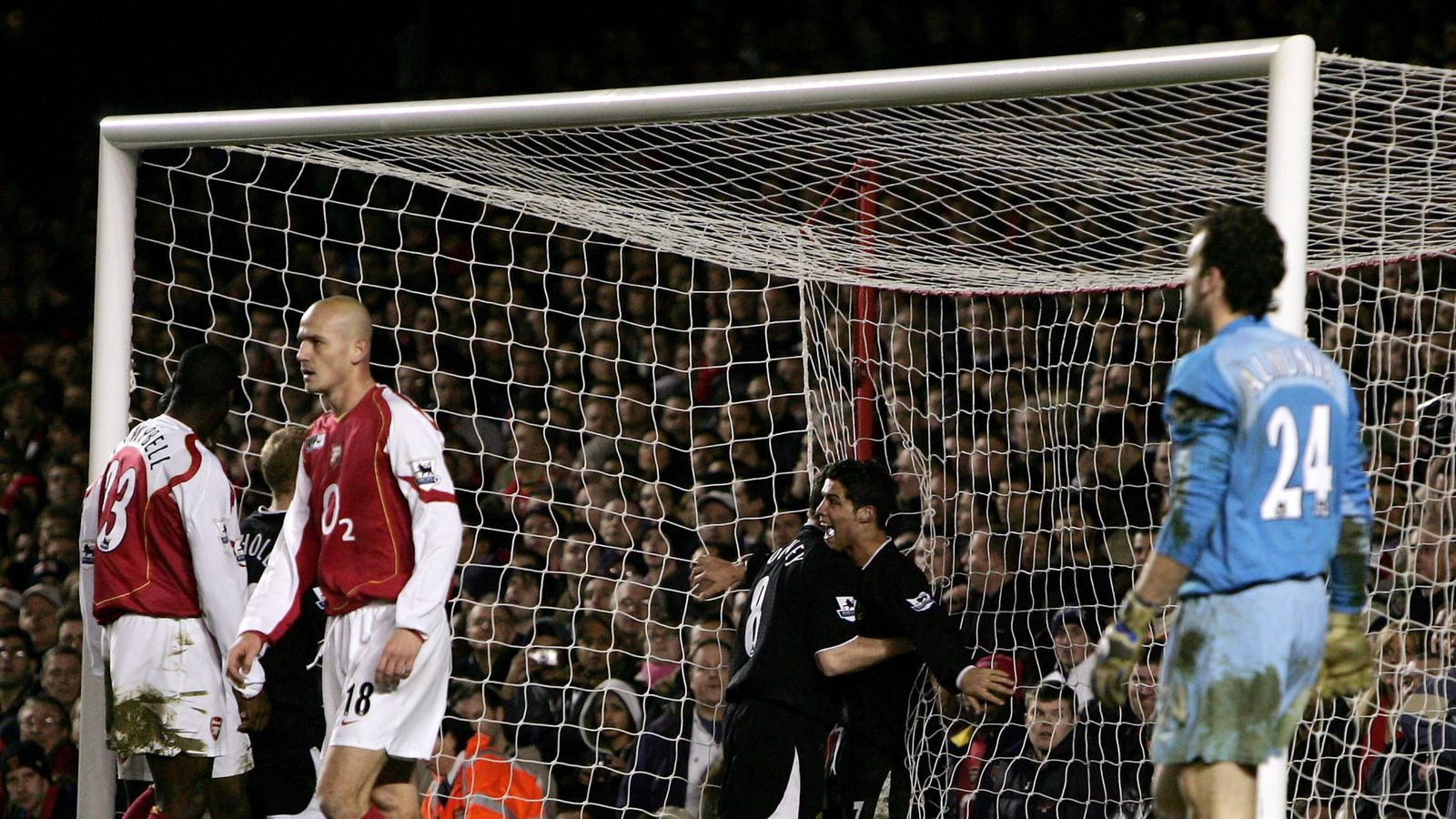 Watch as Manchester United beat Arsenal 4-2 in a classic at Highbury ...