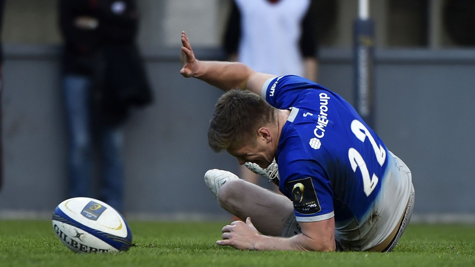 Watch England fly-half Owen Farrell butcher try-scoring chance | Rugby ...
