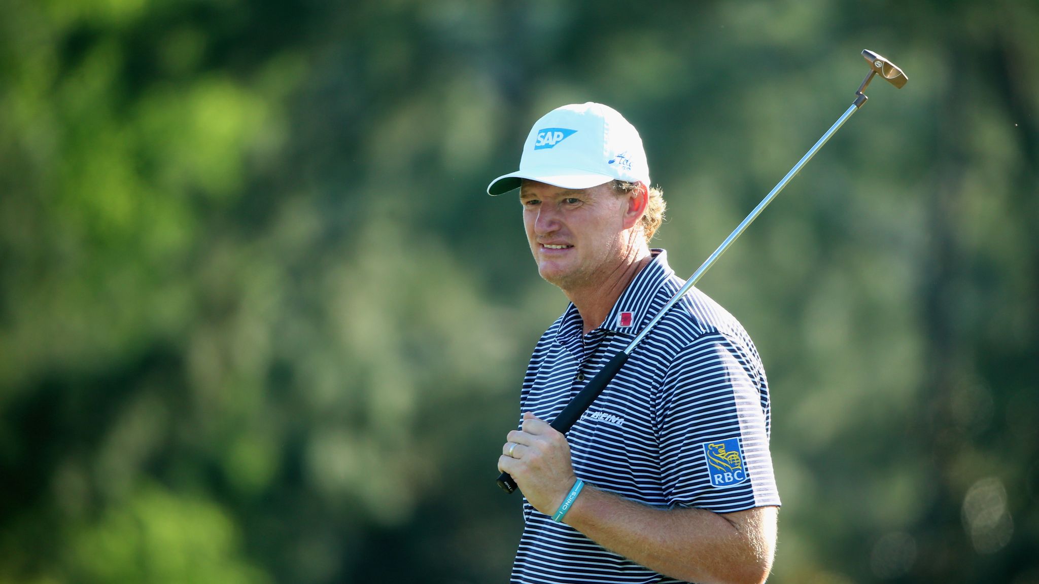 Mark Roe explains why he is not a fan of the anchored putting ban ...