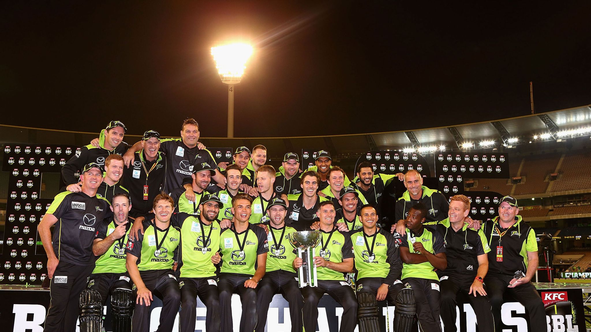Big Bash League Final: Sydney Thunder give Mike Hussey perfect send-off ...