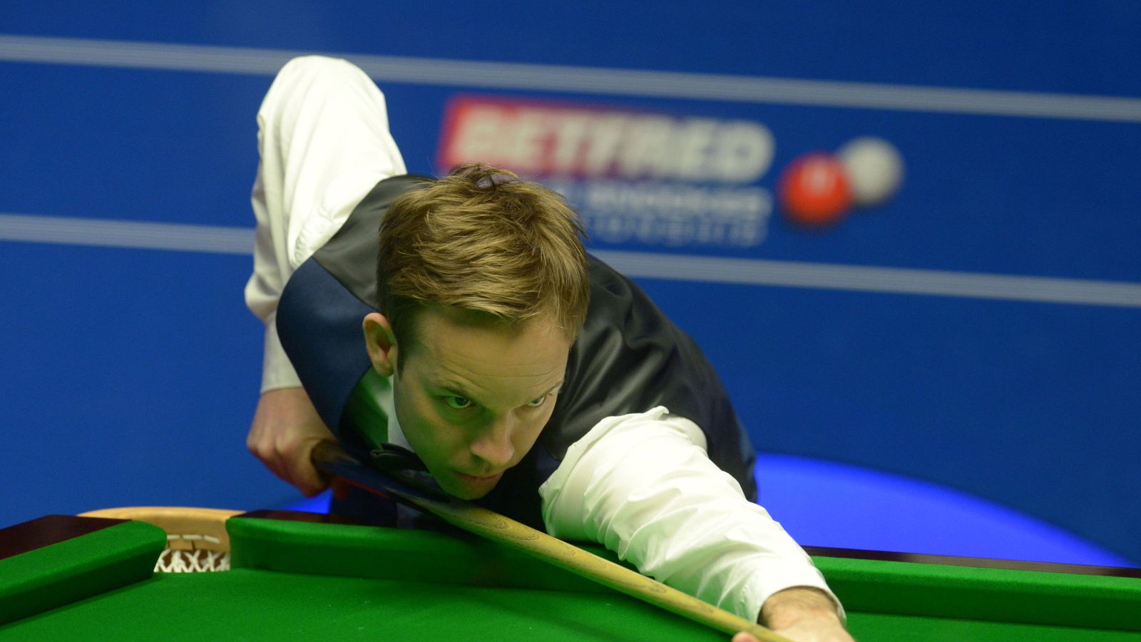 Ali Carter makes it through to second round at World Snooker ...