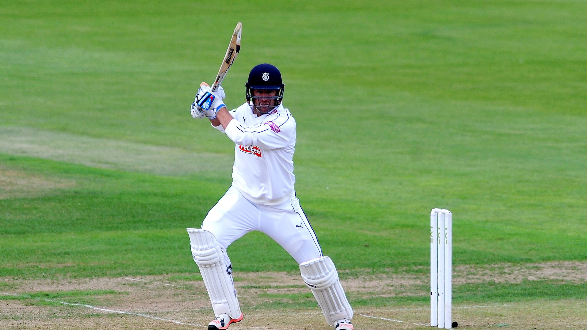 Warwickshire go top of Division One with 10-wicket win over Surrey ...