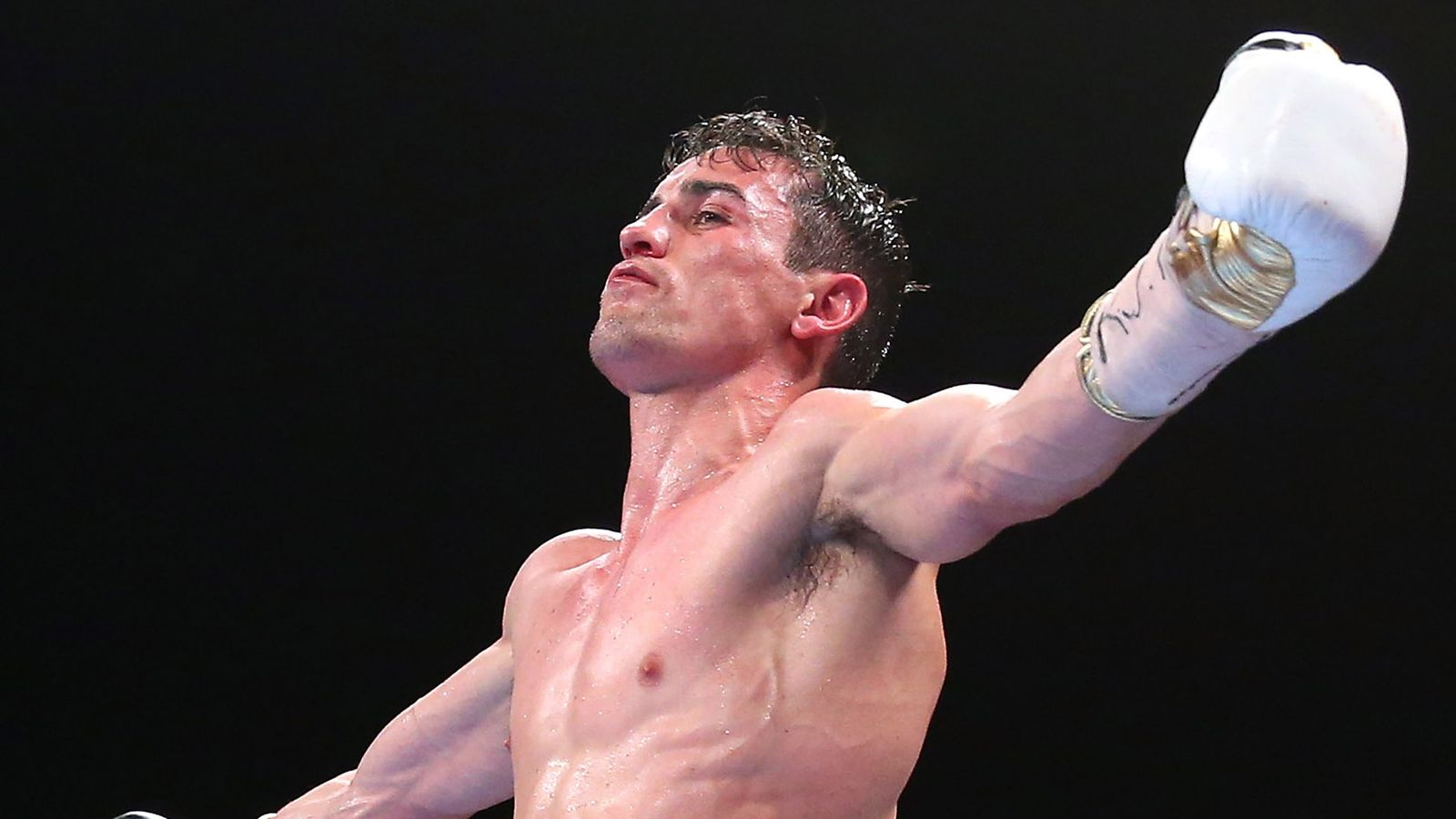 Linares vs Crolla: 'Seven Nation Army' anthem a crowd favourite ...