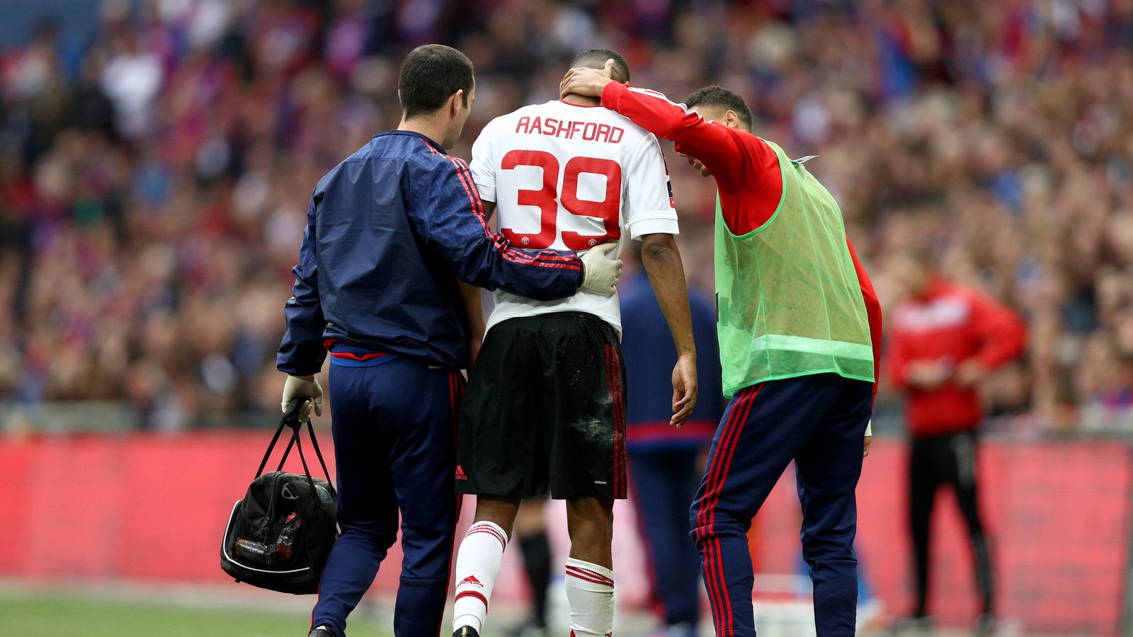 Marcus Rashford suffers knee injury during FA Cup final | Football News ...