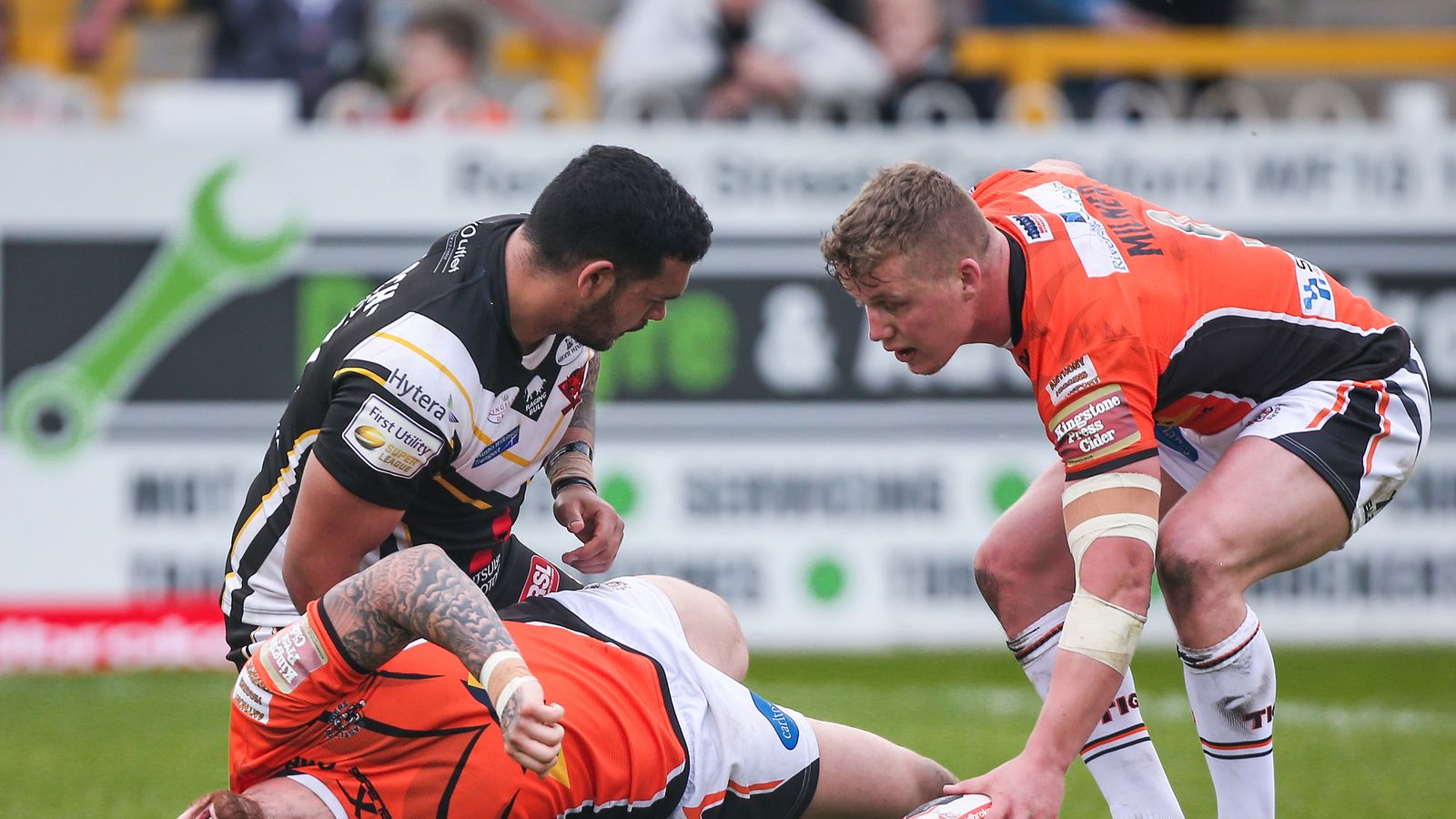 Nathan Massey dislocates knee but Castleford prop could play on ...