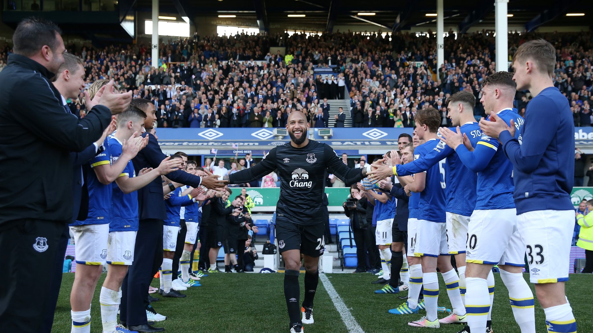 Everton goalkeeper Tim Howard bids emotional farewell | Football News ...