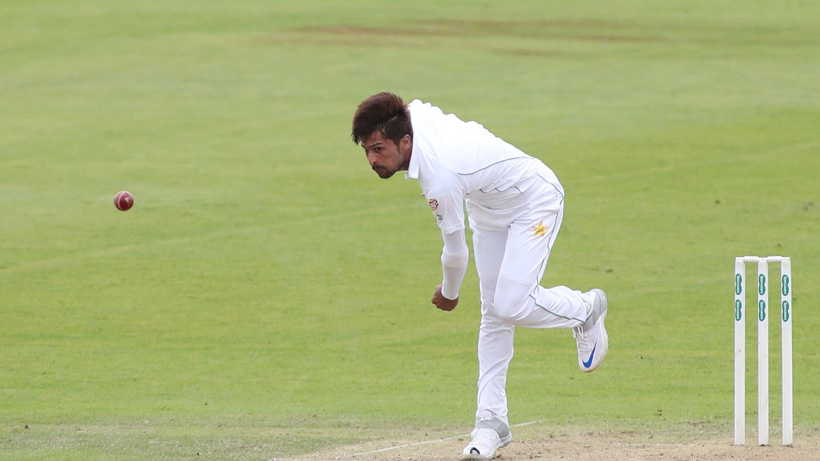 Pakistan's Mohammad Amir hits Somerset's Tim Rouse on helmet | Cricket ...