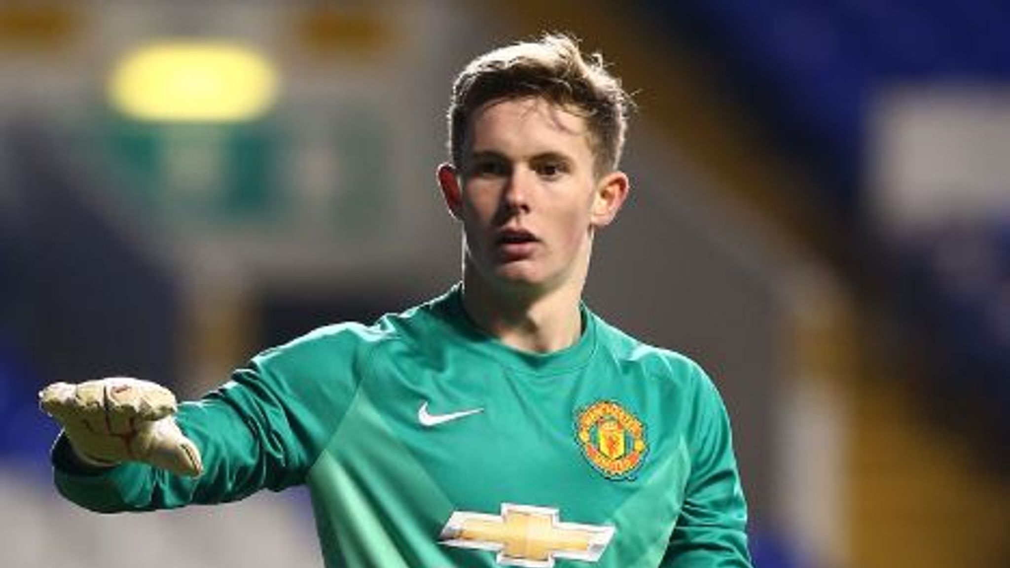 Dean Henderson leaves Manchester United for Grimsby Town loan ...