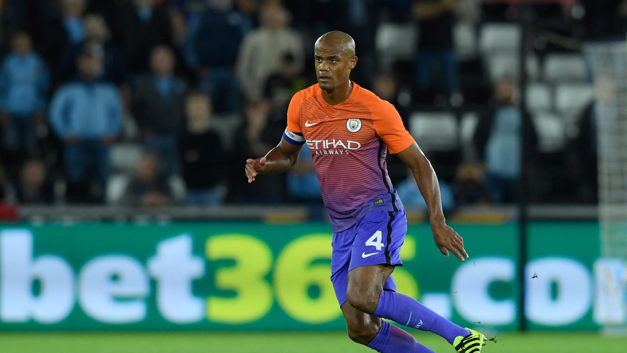 Manchester City left sweating after Vincent Kompany injury scare ...
