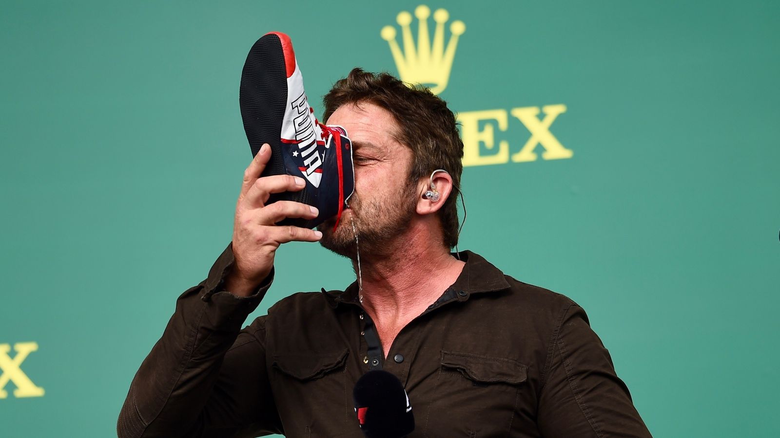 WATCH: Gerard Butler does a shoey, drinks from Ricciardo's boot | F1 ...