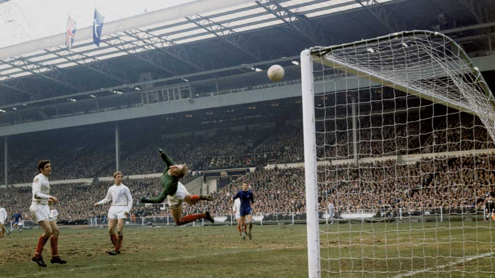 Gary Sprake, former Leeds United and Wales goalkeeper, dies aged 71 ...