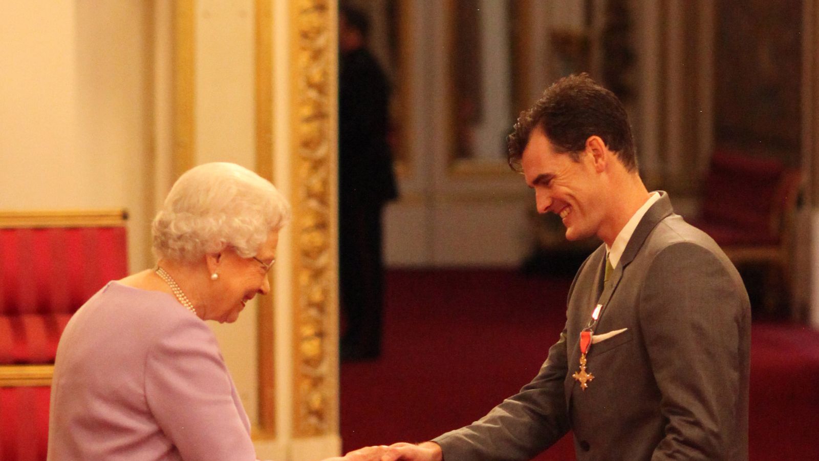 Jamie Murray receives OBE from Queen at Buckingham Palace | Tennis News ...