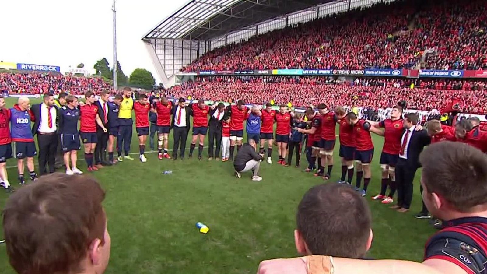 Anthony Foley's sons join Munster squad to sing 'Munster Stand Up and ...