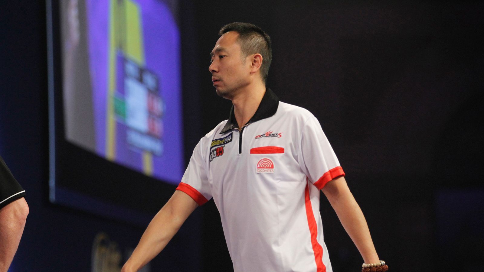 Qiang Sun trips and falls over the oche at World Darts Championship ...