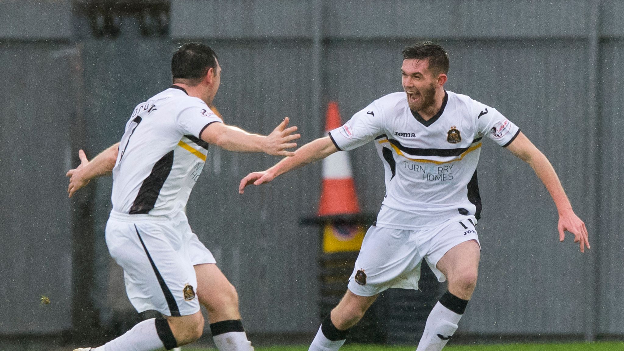 Hibernian go top of the Scottish Championship as Dundee United lose ...