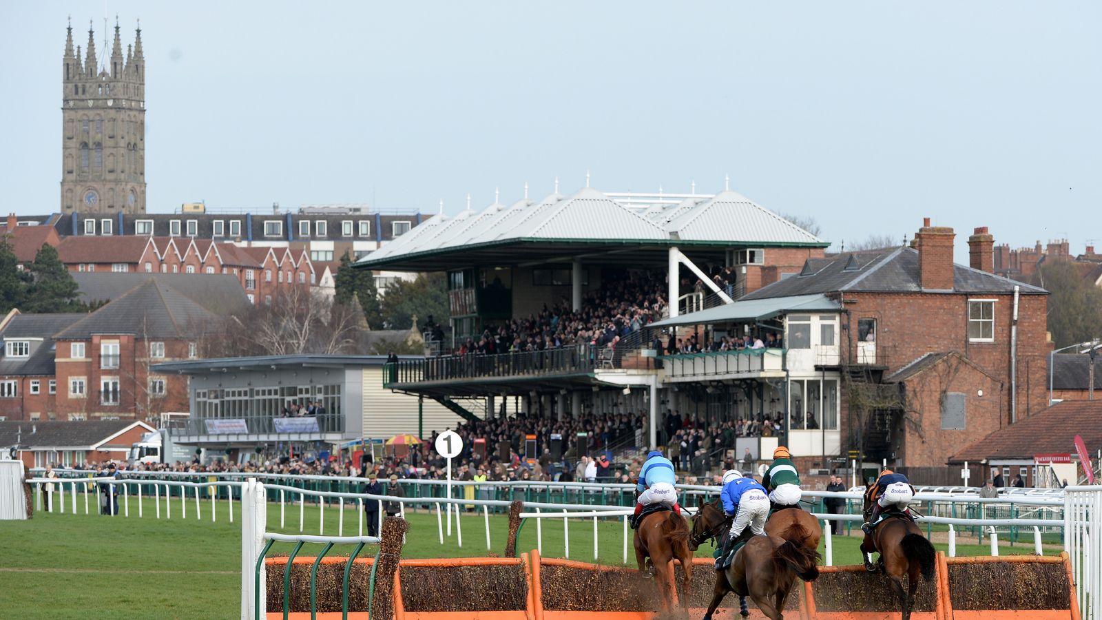 Today's racing at Warwick goes ahead after passing inspection | Racing ...