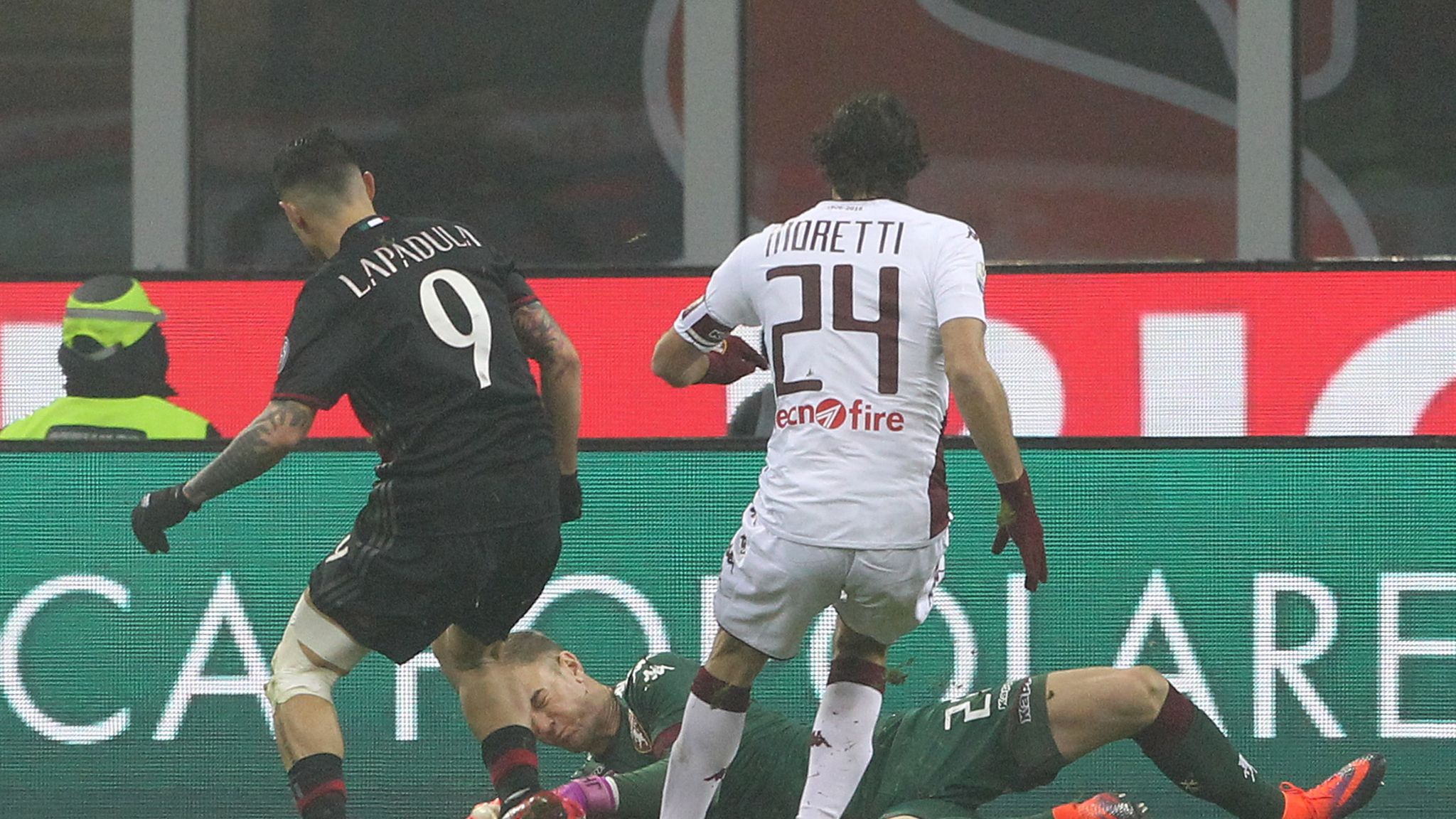 Torino goalkeeper Joe Hart suffers head injury in AC Milan defeat ...
