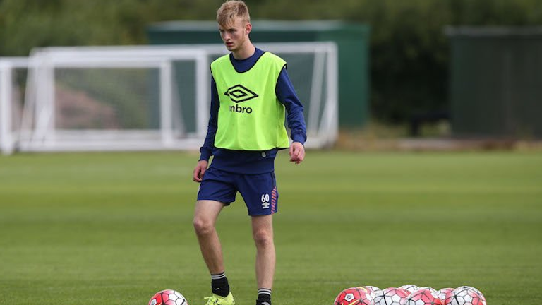 Everton loan Steven Kinsella out to Dundalk | Football News | Sky Sports