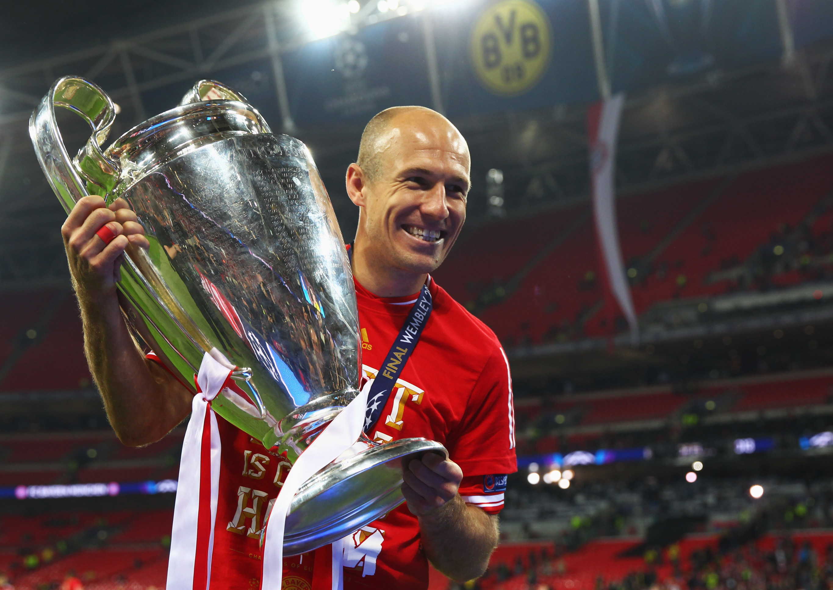 Arjen Robben signs 12-month contract extension at Bayern Munich ...