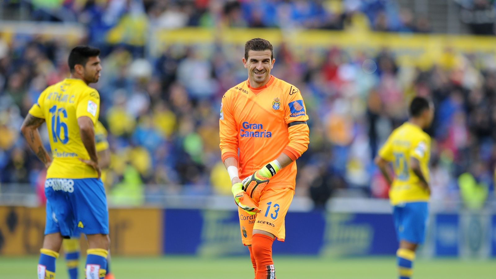 WATCH: Las Palmas goakeeper Javi Varas' goal gift for Real Sociedad ...