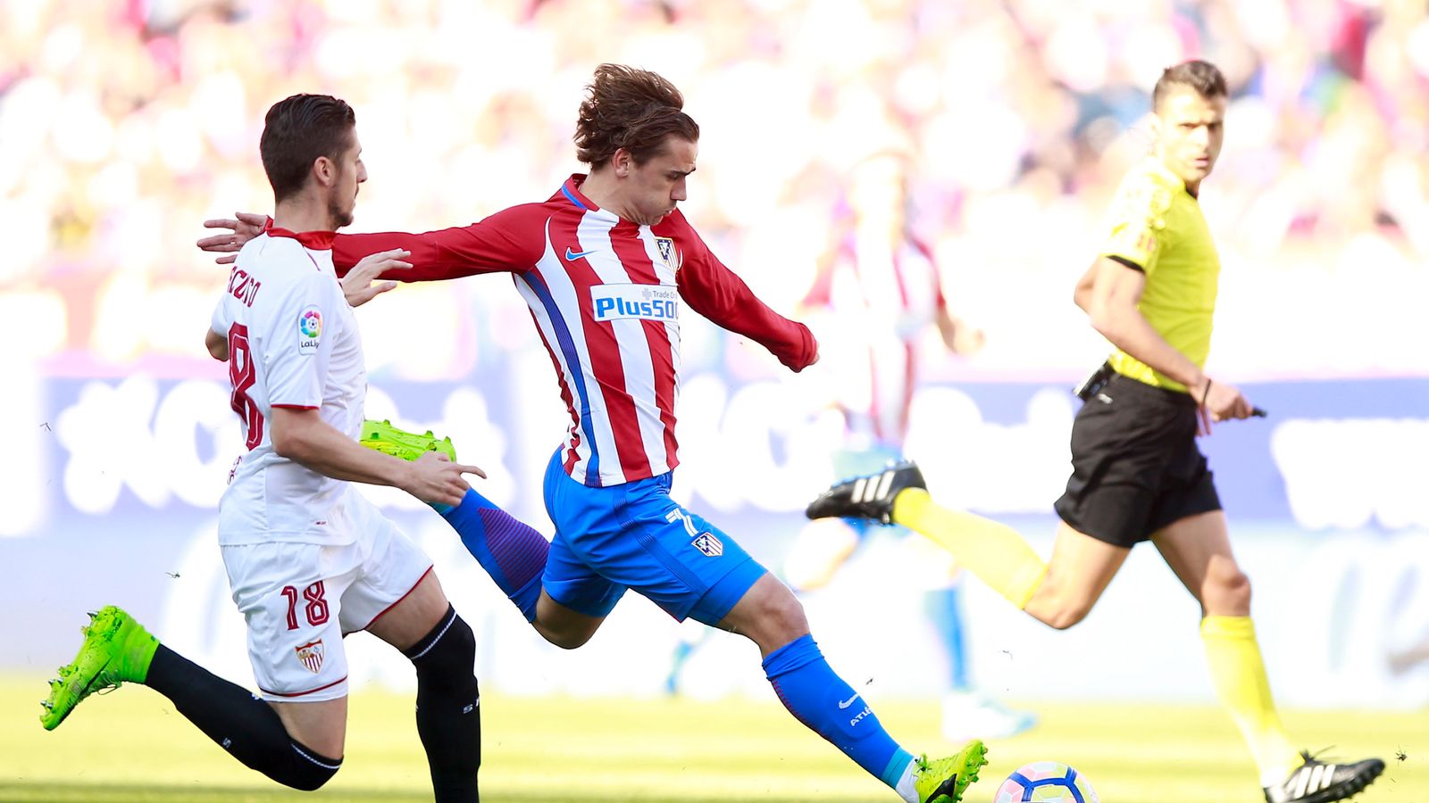 Watch as Antoine Griezmann curls in stunning free-kick in Atletico win ...