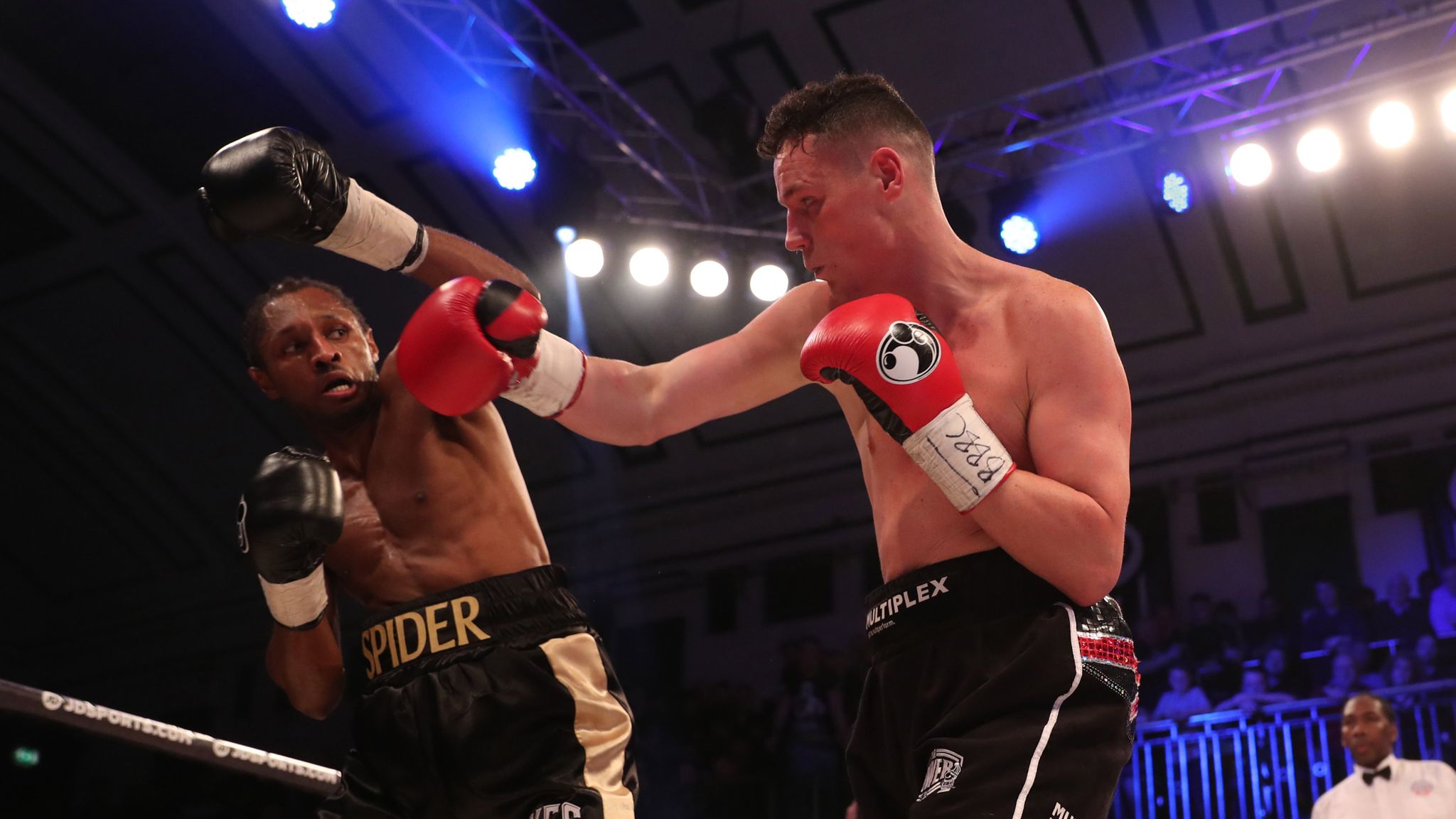 Craig Richards wins Southern Area title after tight points victory over ...