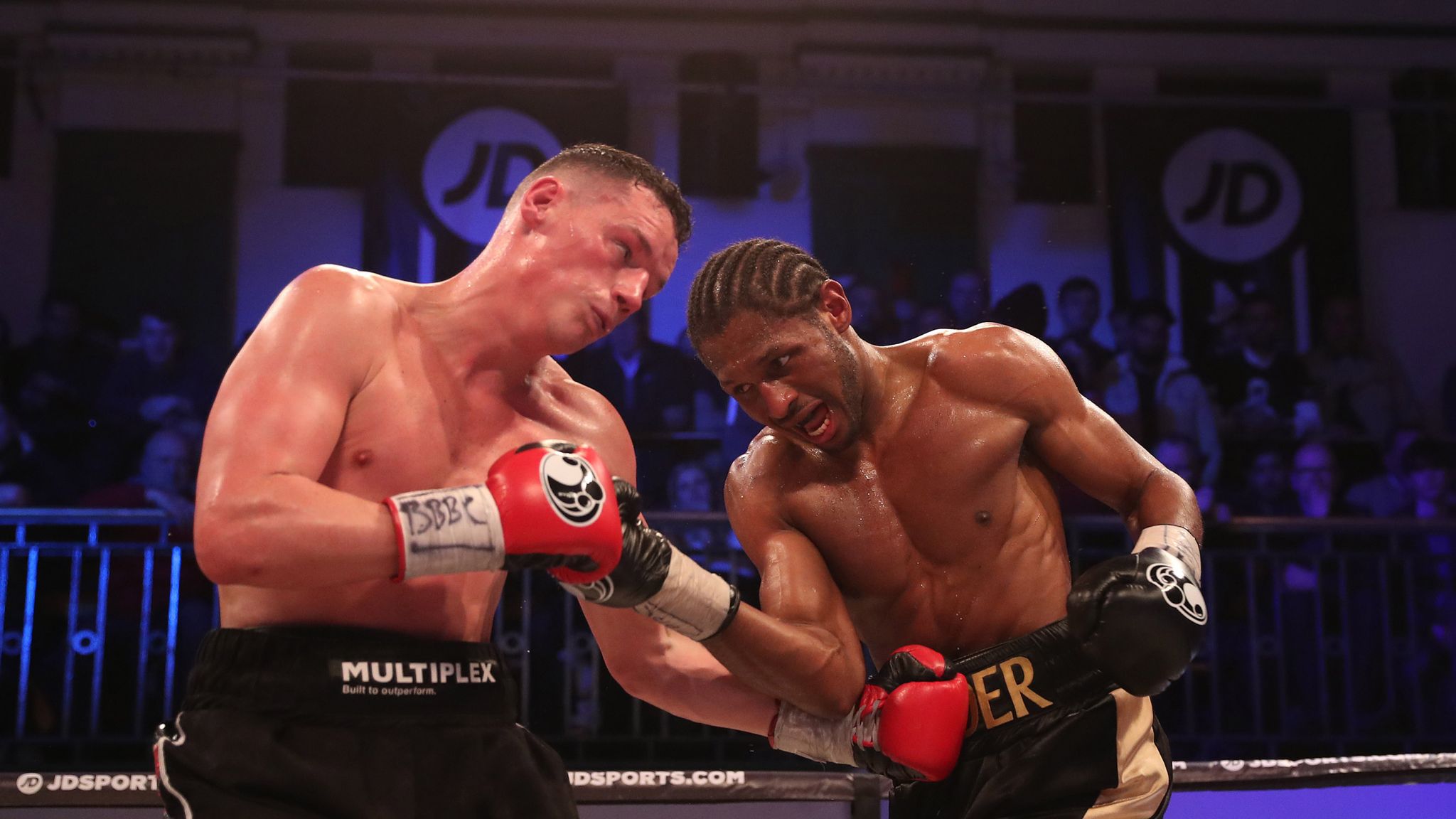 Craig Richards wins Southern Area title after tight points victory over ...