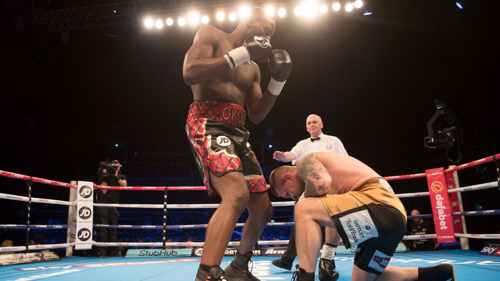 Lawrence Okolie stops Lukasz Rusiewicz inside the first round in ...