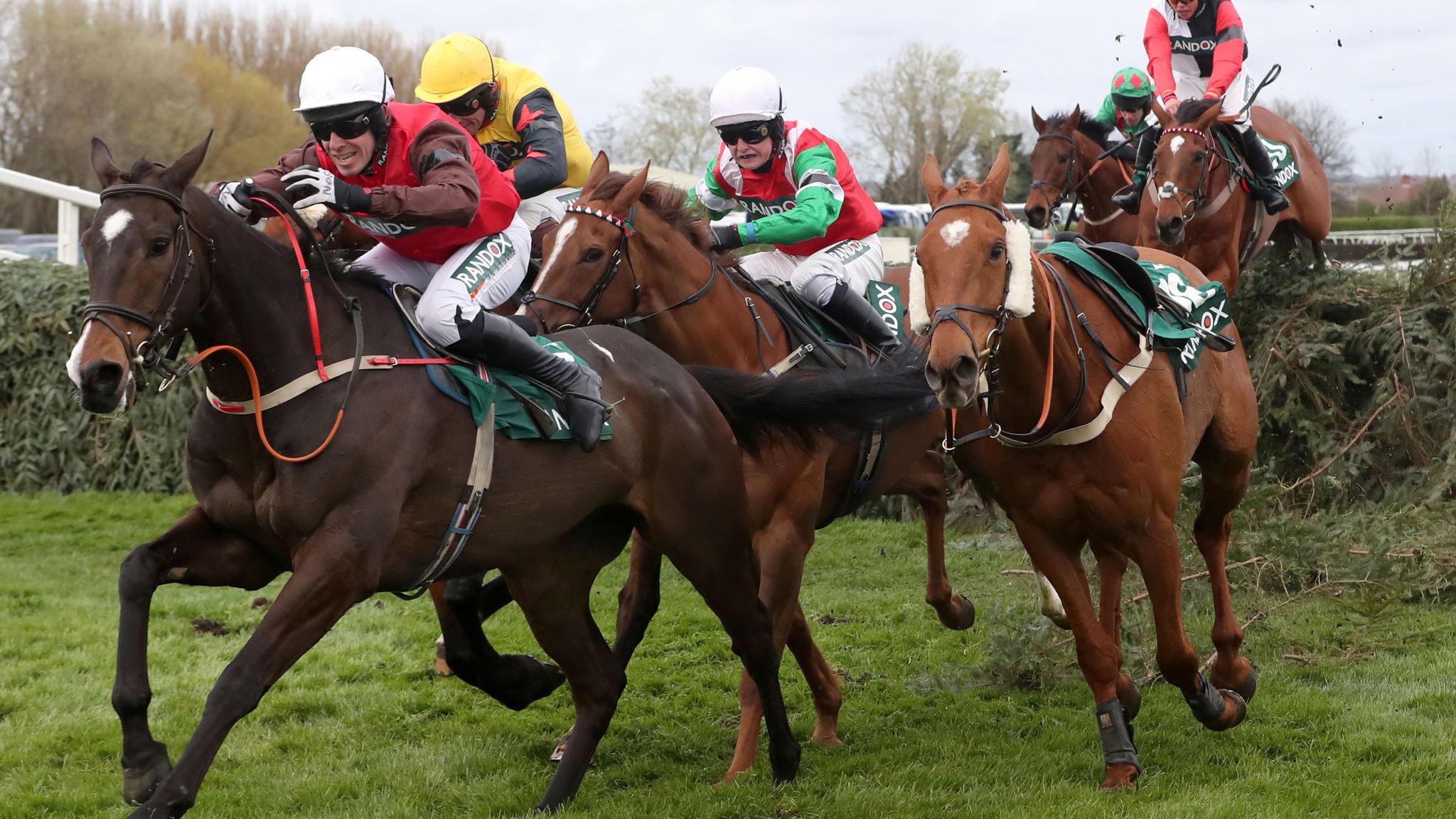 Dineur wins Foxhunters at Aintree | Racing News | Sky Sports