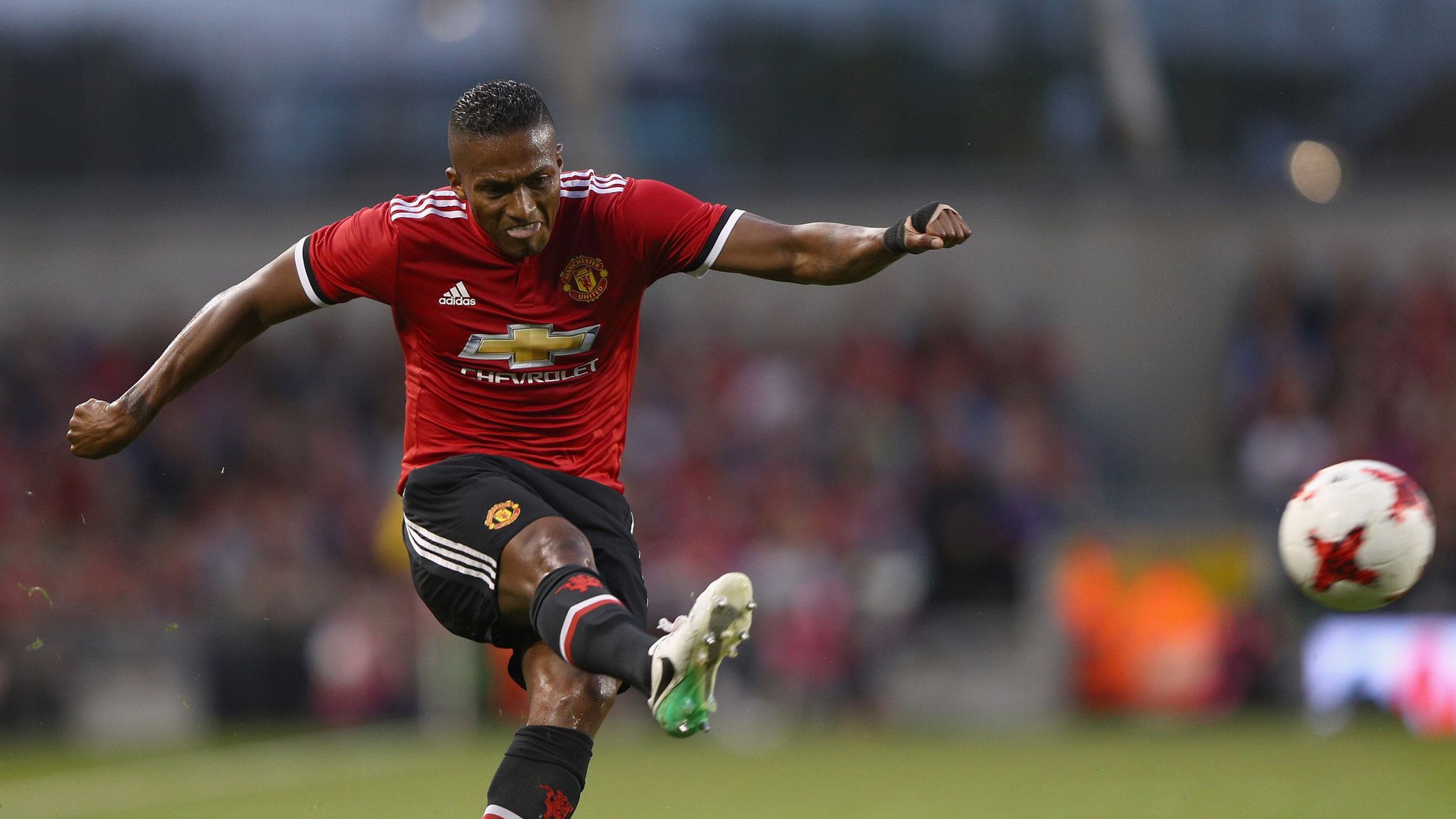 Antonio Valencia says Manchester United have a duty to fight for the ...