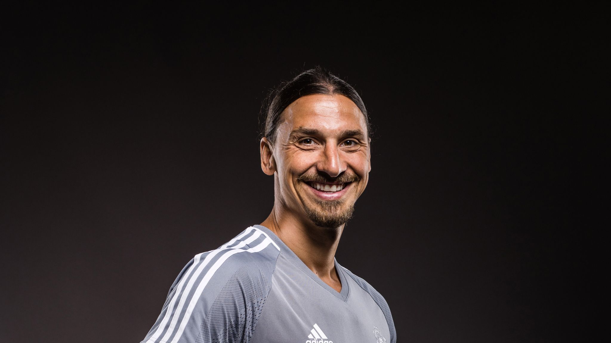 Zlatan Ibrahimovic hits back at doubters after re-signing for Man Utd ...