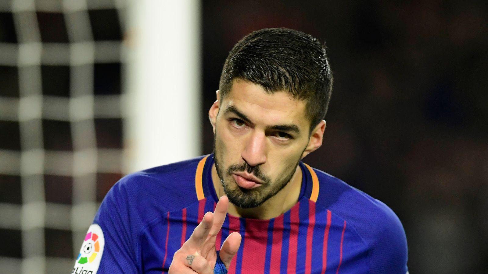 WATCH: Luis Suarez 'loses his head' during Sevilla v Barcelona ...